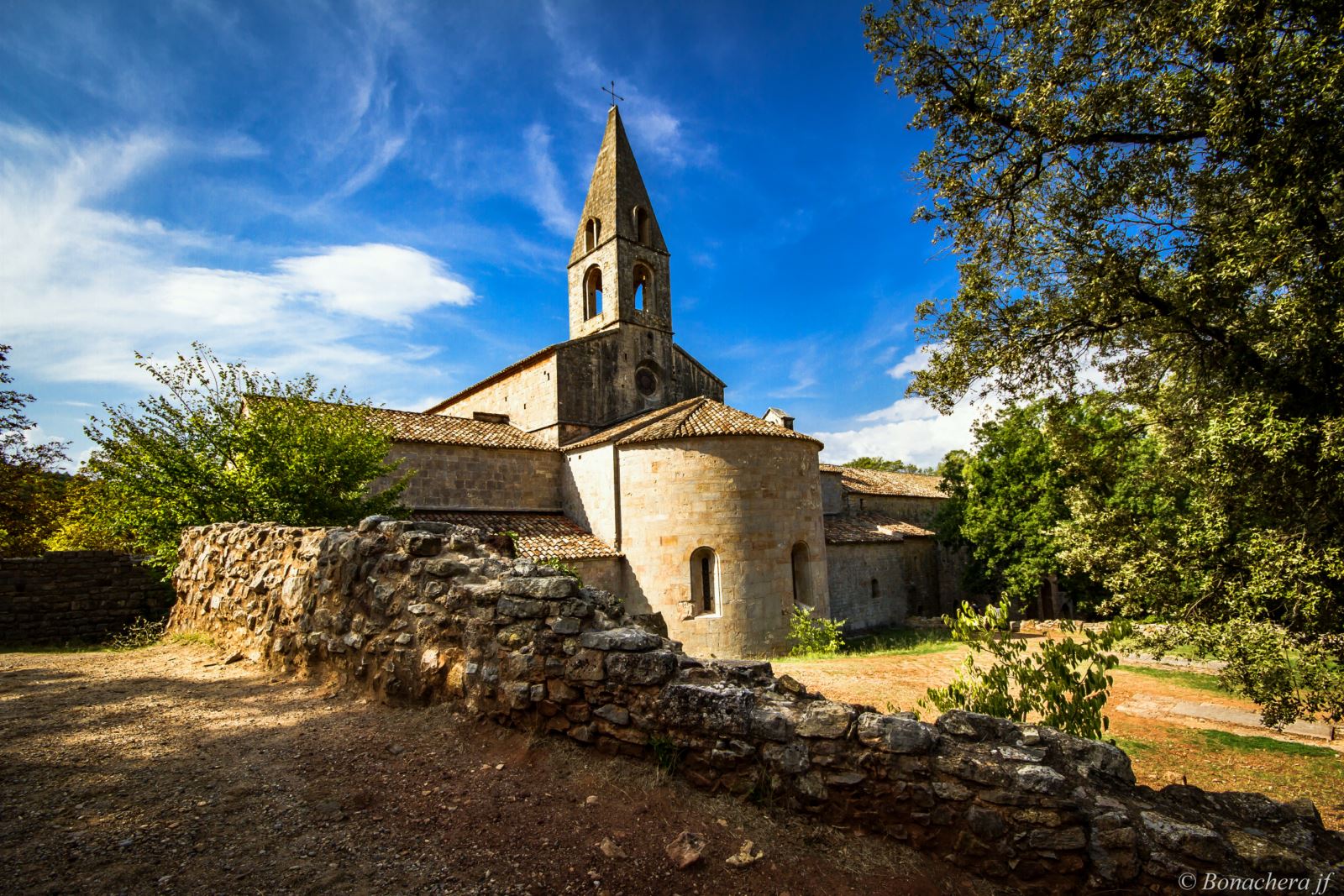 Tourisme spirituel : l'Abbaye du Thoronet depuis le camping