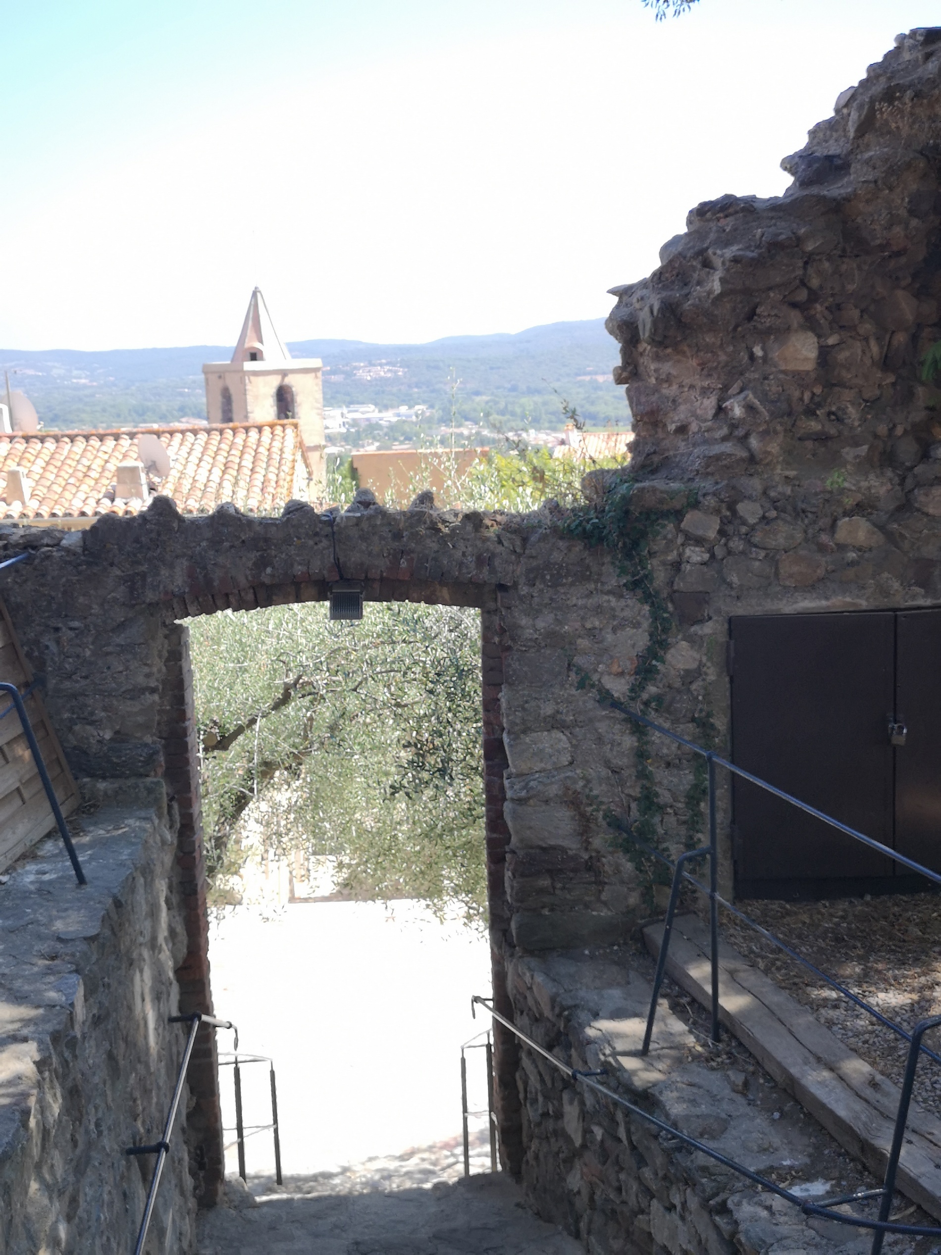 Grimaud, a must-see Provencal village during your seaside camping ...