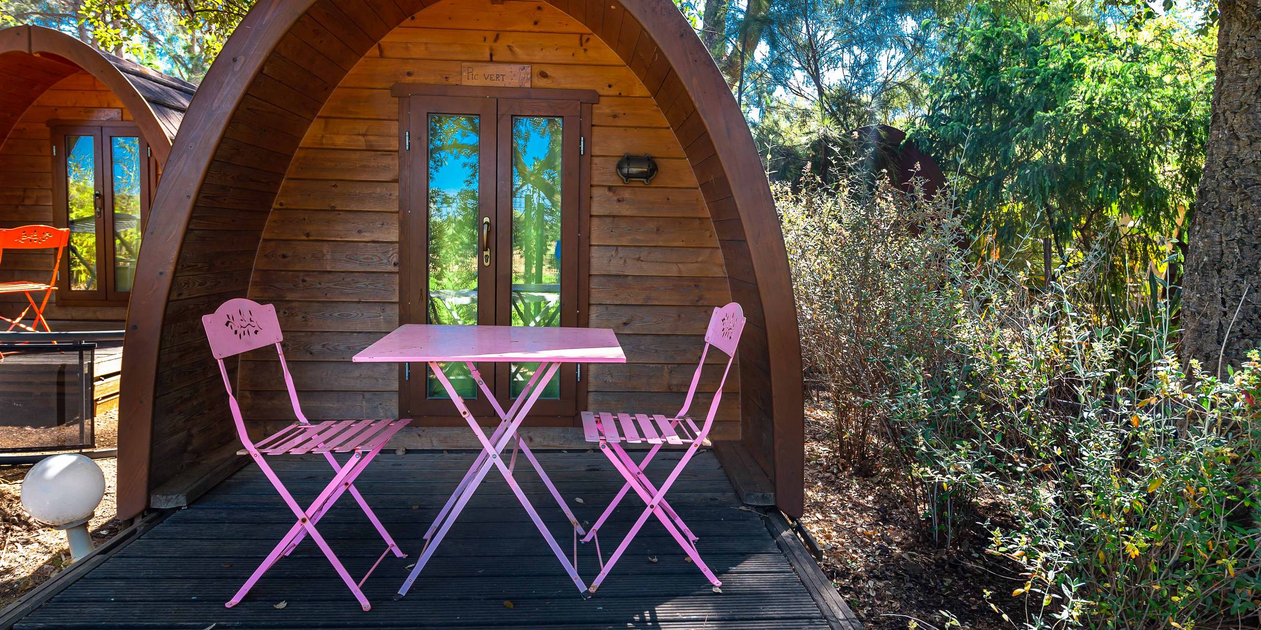 Cabanes pour 10 personnes en camping insolite